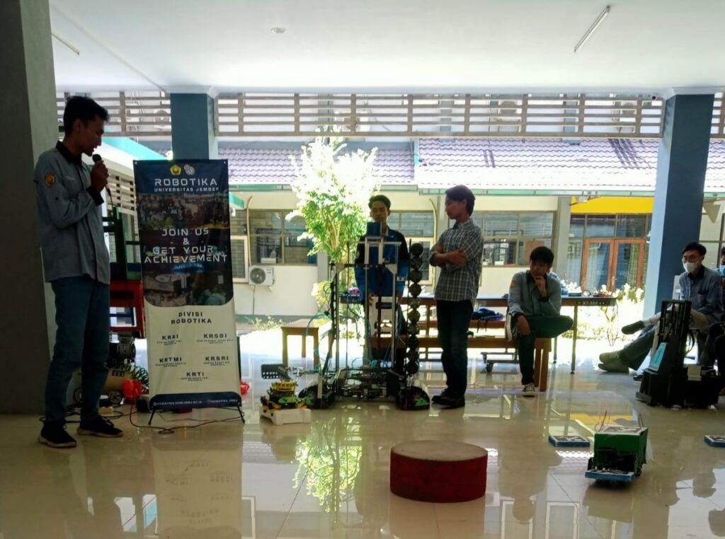 Open Booth UKM Robotika UNEJ Tarik Minat Mahasiswa FMIPA – FMIPA UNEJ
